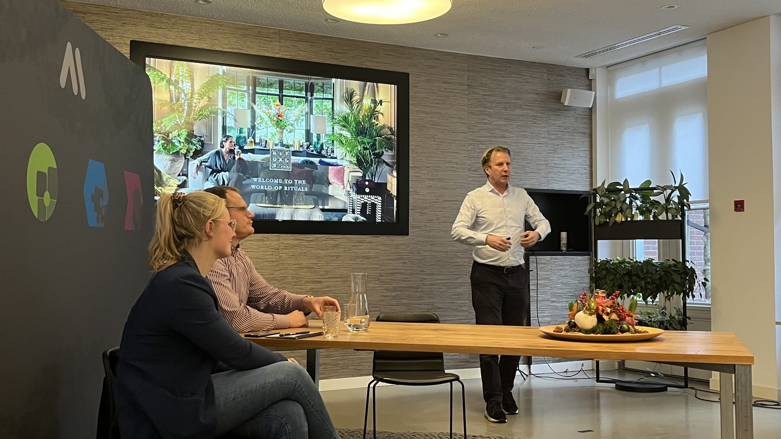 Data- and tech-driven customers engagement at scale'